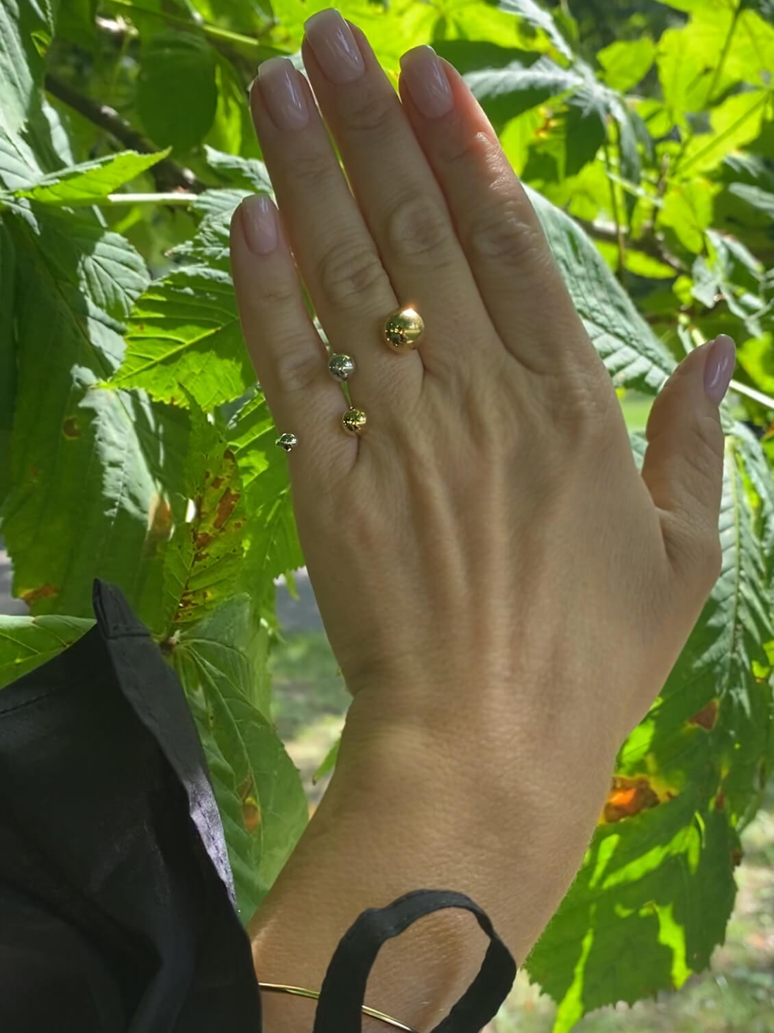 Ring mit zwei Kugeln GOLD. Offener Ring mit kleinen Kuglen.